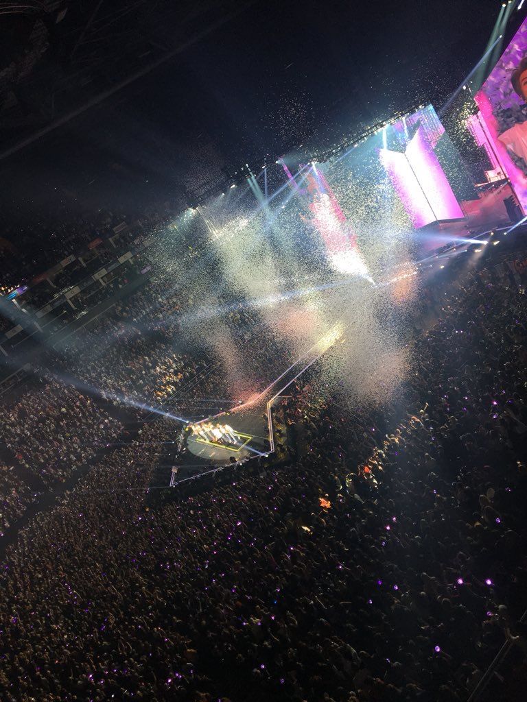 오늘자 방탄소년단 BTS 영국 O2 아레나 관중사진..jpg - 개9